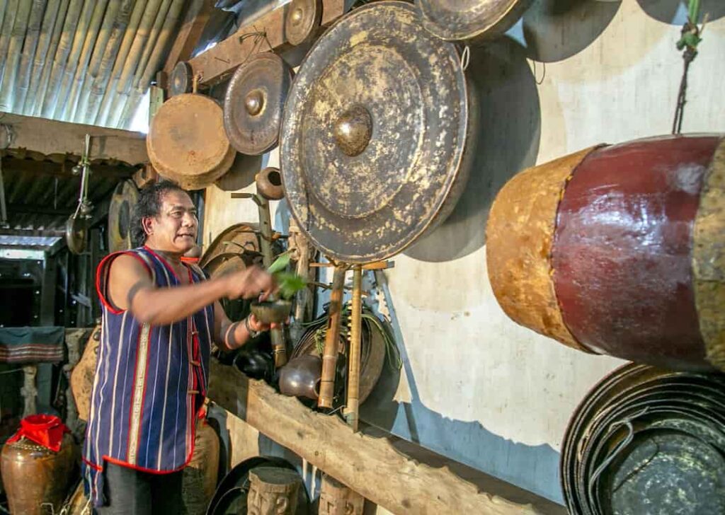 Tình trạng mai một của cồng chiêng và sự thoái trào văn hóa - Ditich365 - Điểm qua các di tích ...